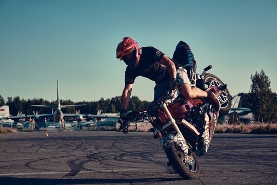 「Stoppie」の画像 - 1,402 件の Stock 写真、ベクターおよびビデオ | Adobe Stock