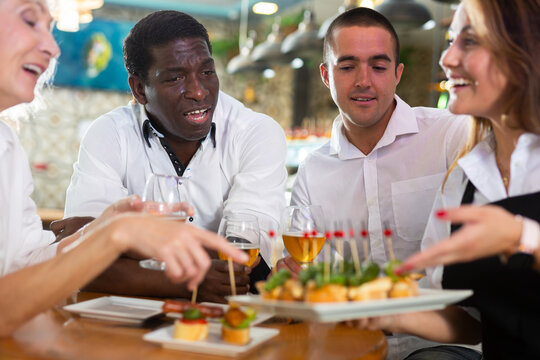 Get-Together Bilder – Durchsuchen 6,920 Archivfotos, Vektorgrafiken und ...