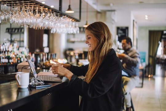 Imágenes de Bar Counter: descubre bancos de fotos, ilustraciones ...