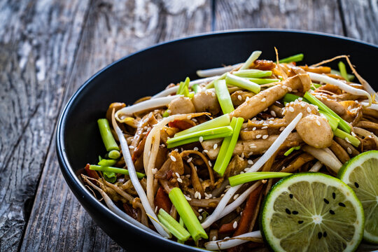 รูปภาพChowmein – เลือกดูภาพถ่ายสต็อก เวกเตอร์ และวิดีโอ7,991 | Adobe Stock