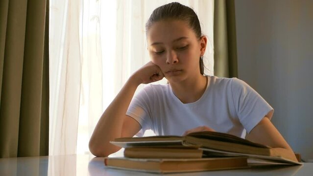 「Listlessly」の写真素材 | 1,909件の無料イラスト画像 | Adobe Stock