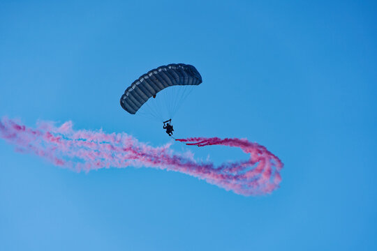 "Parachute Jump" Billeder – Gennemse 1,495 stockfotos, vektorer og ...