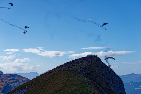 "Parachute Jump" Billeder – Gennemse 1,453 stockfotos, vektorer og ...