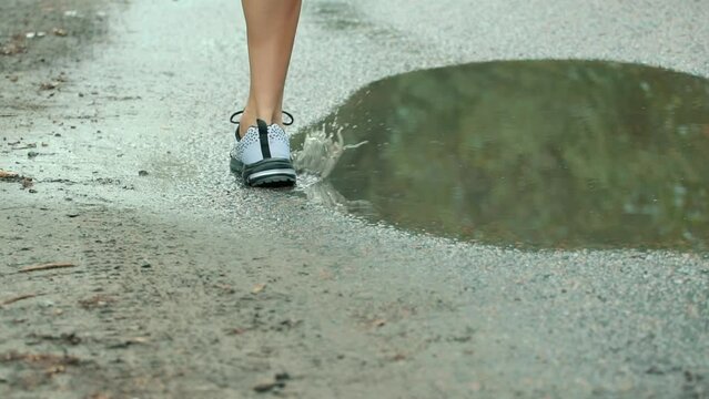 "Puddle Splash"-Bilder: Stock-Fotos & -Videos. | Adobe Stock