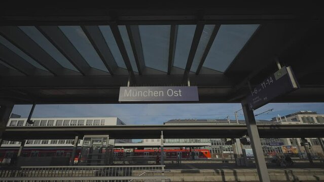 "Bahnhof 影像 – 瀏覽 25,945 個素材庫相片、向量圖和影片 | Adobe Stock