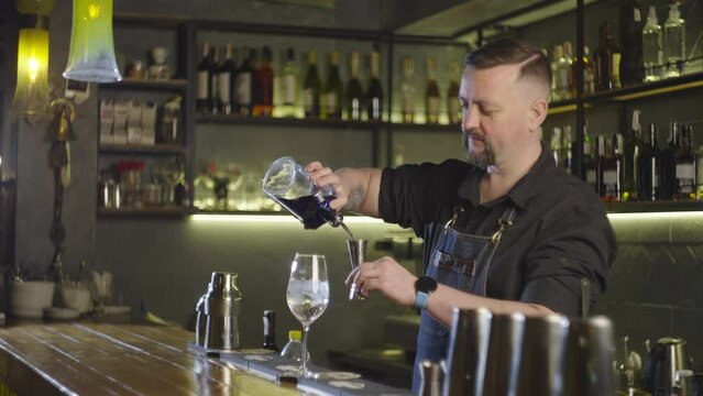 Barkeeping Bilder – Durchsuchen 1,179 Archivfotos, Vektorgrafiken und ...