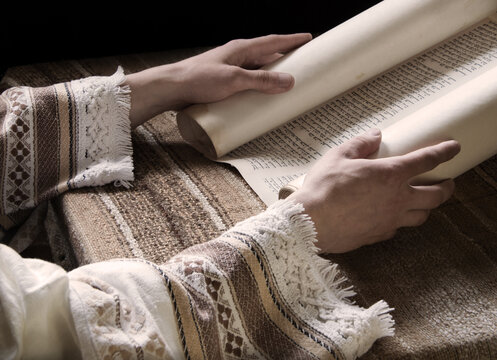 Jesus Reading Scroll Bilder – Durchsuchen 214 Archivfotos ...