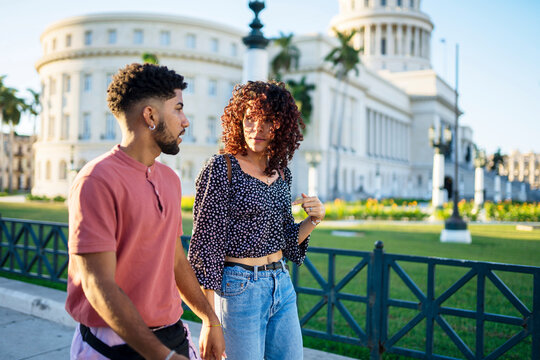 Imágenes de Cubanos Hablando: descubre bancos de fotos, ilustraciones ...