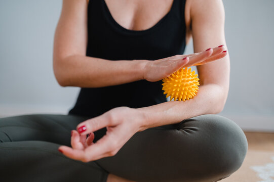 Selbstmassage bilder – Bläddra bland 95 stockfoton, vektorer och videor ...