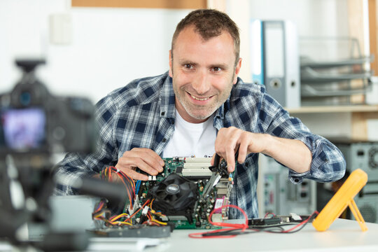 รูปภาพBroadcasters – เลือกดูภาพถ่ายสต็อก เวกเตอร์ และวิดีโอ19,137 ...