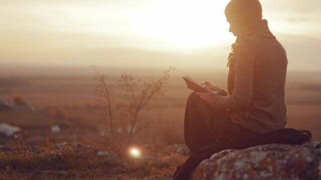 "Bible Reading" Images – Parcourir 10,034 le catalogue de photos ...