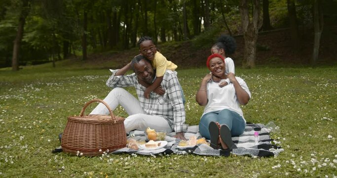 Black Family Picnic Images – Browse 16,537 Stock Photos, Vectors, and ...