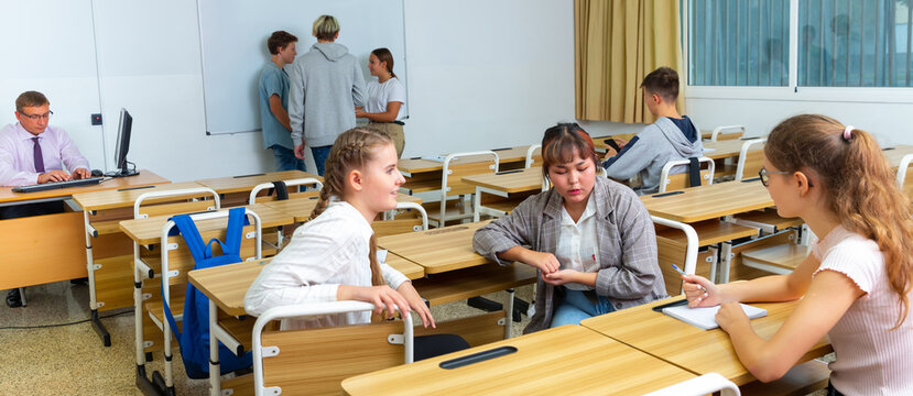 Teens Talking In Class Images – Browse 19,617 Stock Photos, Vectors ...