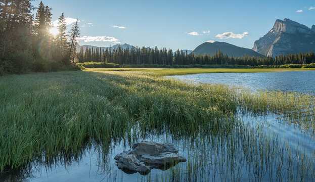 Afbeeldingen over "Canadian Landscape" – Blader in stockfoto's ...