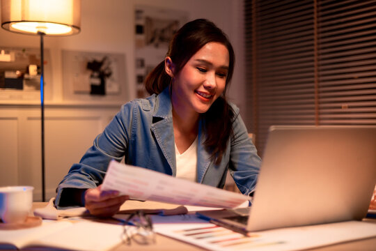 Afbeeldingen over "Bending Over" – Blader in stockfoto's, vectoren en video's over 5,766 | Adobe ...