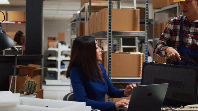 Lagerhelfer Bilder – Durchsuchen 14,306 Archivfotos, Vektorgrafiken und ...