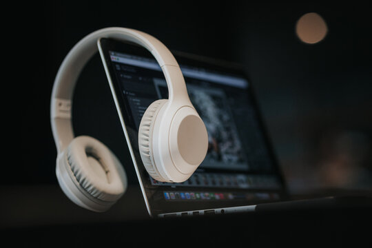 Headphones Computer Images – Browse 525,806 Stock Photos, Vectors, and ...
