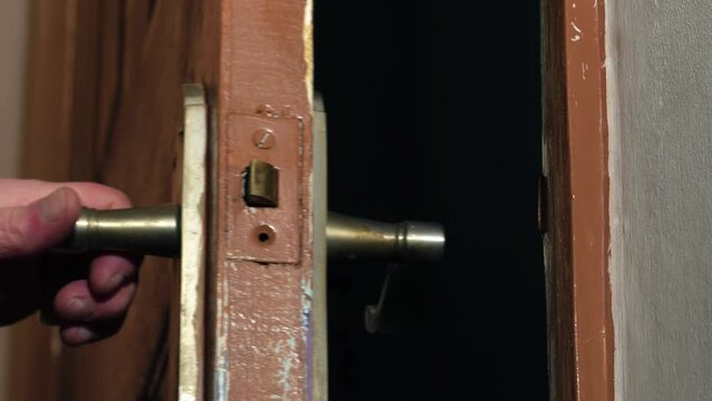 Imágenes de "Closing Door": descubre bancos de fotos, ilustraciones ...