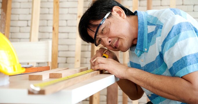 Man Using Power Tool Bilder – Durchsuchen 13,120 Archivfotos ...