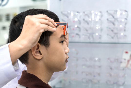 Afbeeldingen over "Optical Glass" – Blader in stockfoto's, vectoren en ...