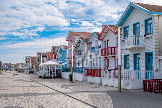 Case Colorate Images – Browse 2,785 Stock Photos, Vectors, and Video ...