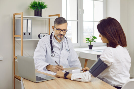 Hospital Check In Desk Images – Browse 11,119 Stock Photos, Vectors ...