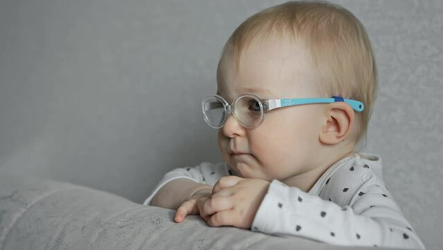 Strabismus Baby Bilder – Durchsuchen 1,917 Archivfotos, Vektorgrafiken ...