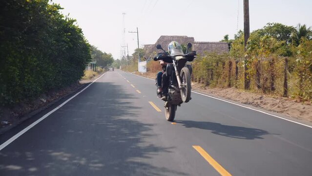 Wheelie Bilder – Durchsuchen 13,033 Archivfotos, Vektorgrafiken und ...