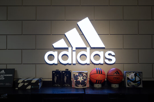 รูปภาพAdidas – เลือกดูภาพถ่ายสต็อก เวกเตอร์ และวิดีโอ10,325 | Adobe Stock