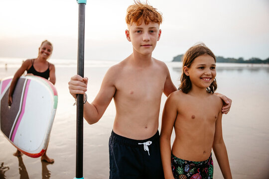 Shirtless Beach-Bilder: Stock-Fotos & -Videos. | Adobe Stock