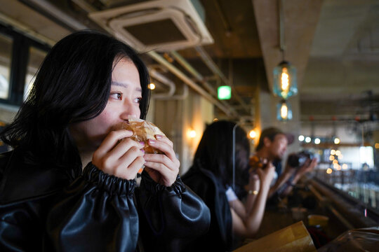 "Over Eating" Bilder – Durchsuchen 40,929 Archivfotos, Vektorgrafiken ...