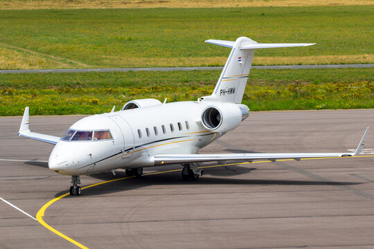 Challenger Jet Images – Browse 764 Stock Photos, Vectors, and Video ...