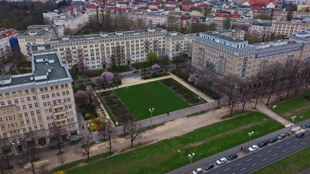 รูปภาพKarl-Marx-Allee – เลือกดูภาพถ่ายสต็อก เวกเตอร์ และวิดีโอ389 ...