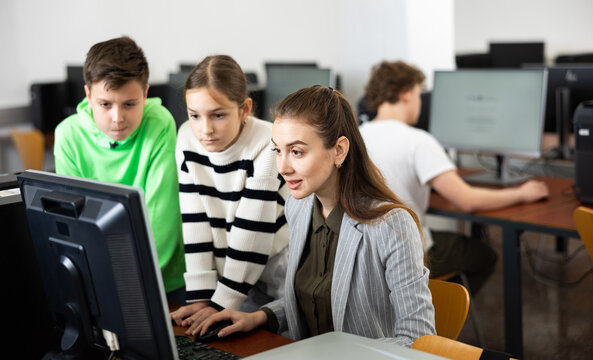"Computer Lab" Bilder – Durchsuchen 3,958 Archivfotos, Vektorgrafiken ...