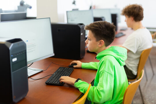 "Computer Lab" Bilder – Durchsuchen 3,958 Archivfotos, Vektorgrafiken ...