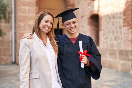Mature Student Graduation Images – Browse 5,593 Stock Photos, Vectors ...