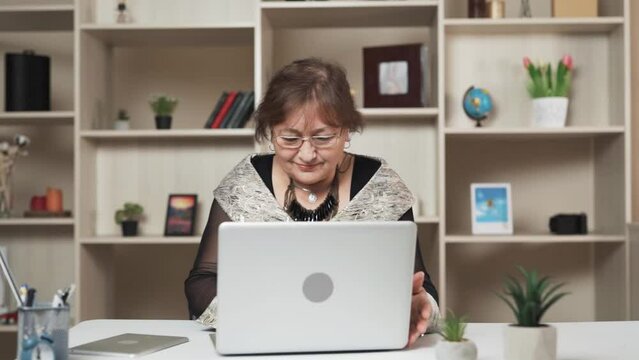 Willingly - Images et vidéos libres de droits | Adobe Stock