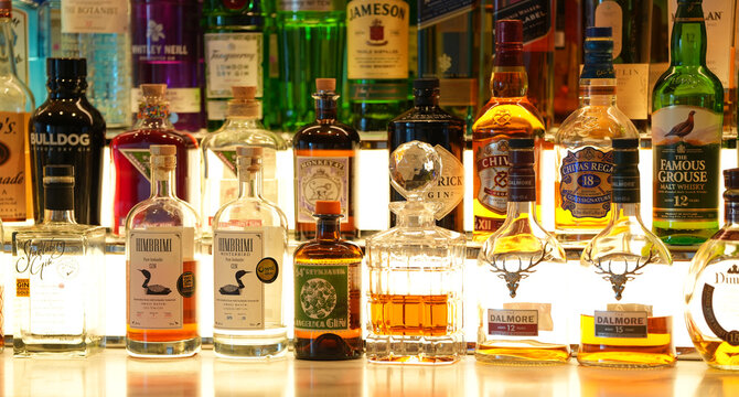 Gouching bilder – Bläddra bland 1,831 stockfoton, vektorer och videor ...