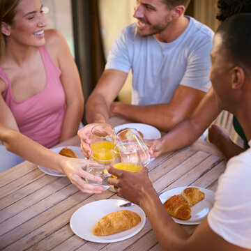 รูปภาพ"Making A Toast" – เลือกดูภาพถ่ายสต็อก เวกเตอร์ และวิดีโอ3,161 ...