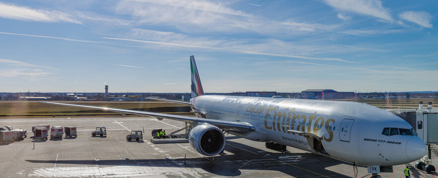 Afbeeldingen over "Boeing 777" – Blader in stockfoto's, vectoren en ...