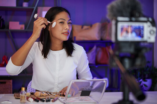 "Face Massage" Immagini - Sfoglia 4,130 foto, vettoriali e video Stock ...