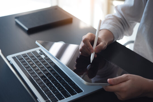 Touchpad bilder – Bläddra bland 245,726 stockfoton, vektorer och videor ...