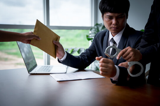 รูปภาพCaught – เลือกดูภาพถ่ายสต็อก เวกเตอร์ และวิดีโอ666,854 | Adobe Stock