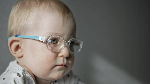 「Strabismus Baby」の写真素材 | 2,013件の無料イラスト画像 | Adobe Stock