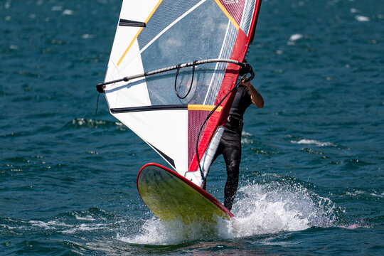 รูปภาพSailboarding – เลือกดูภาพถ่ายสต็อก เวกเตอร์ และวิดีโอ49,954 ...