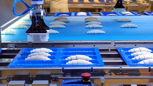 Robots In Food Industry Images – Browse 13,848 Stock Photos, Vectors ...