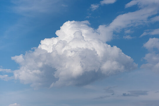"Lone Cloud" Imagens – Procure 45 fotos, vetores e vídeos | Adobe Stock