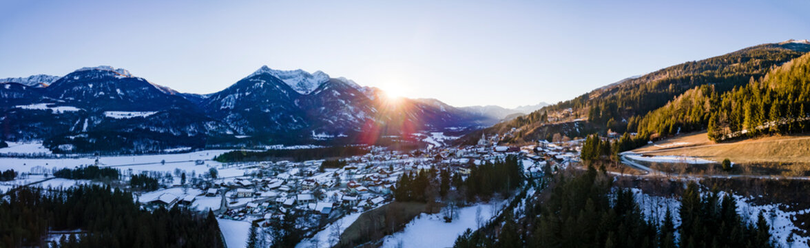 「隣」の写真素材 | 415,979件の無料イラスト画像 | Adobe Stock