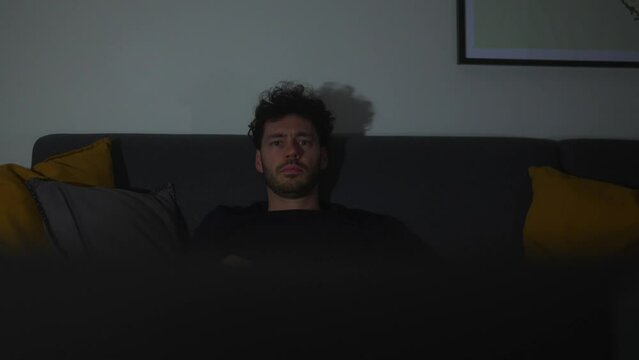 "Watching Television"-Bilder: Stock-Fotos & -Videos. | Adobe Stock