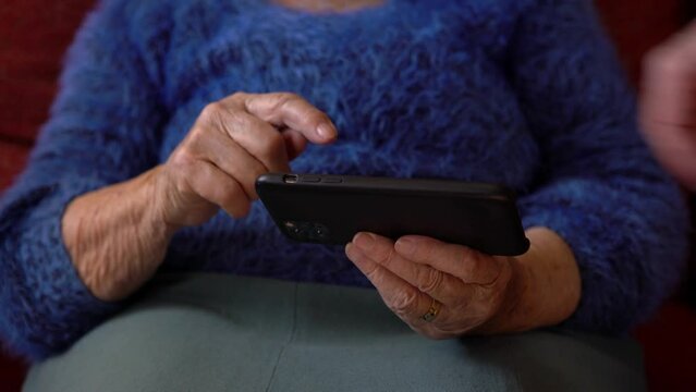 Grandma Smartphone Images – Browse 75,896 Stock Photos, Vectors, and ...